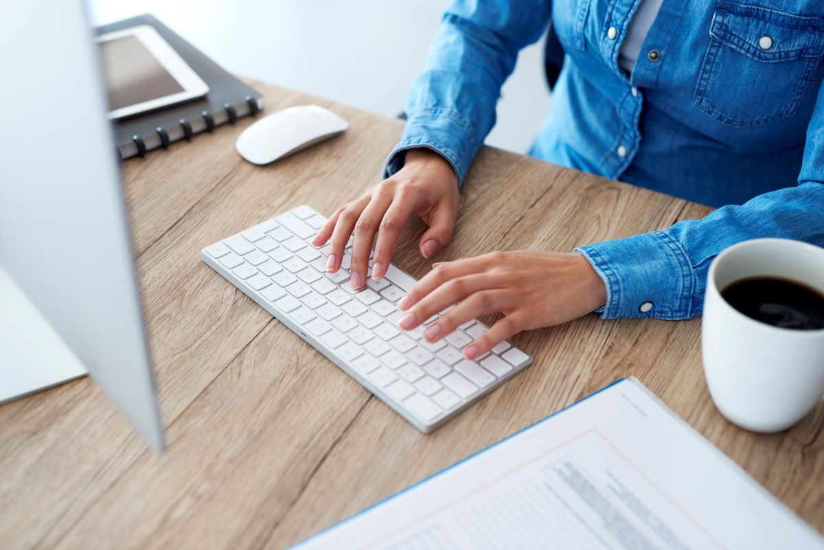 Pourquoi écrire arobase entre des crochets